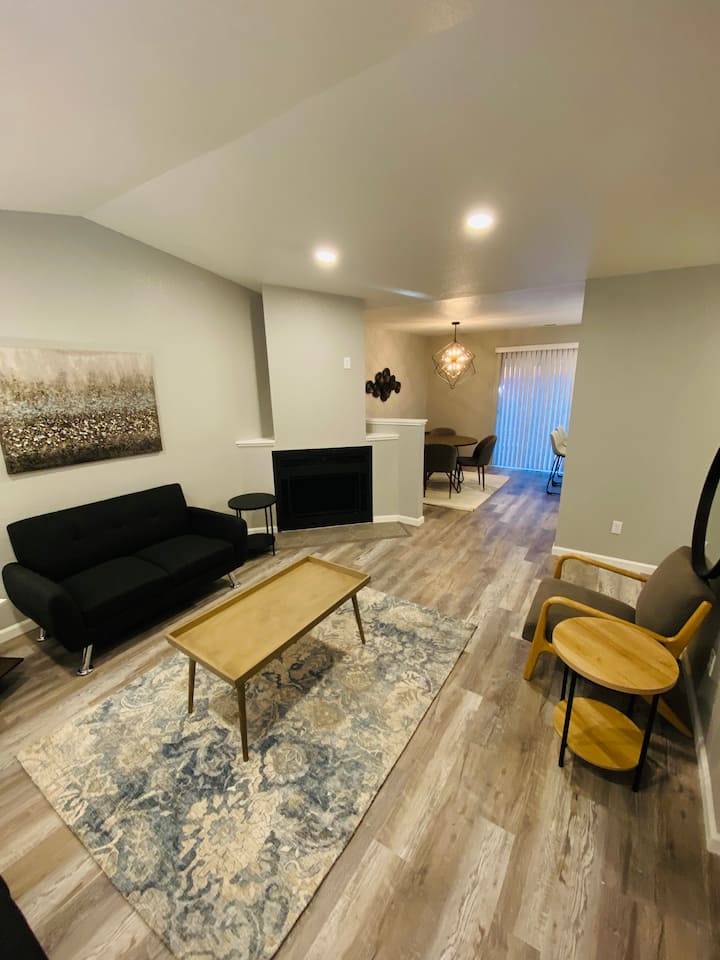 Chic & Beautiful Townhome Close To Everything - Modesto, CA