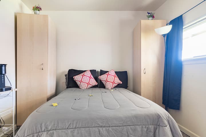 Quiet, Private Suite - Separate Entrance & Bath - Sacramento, CA