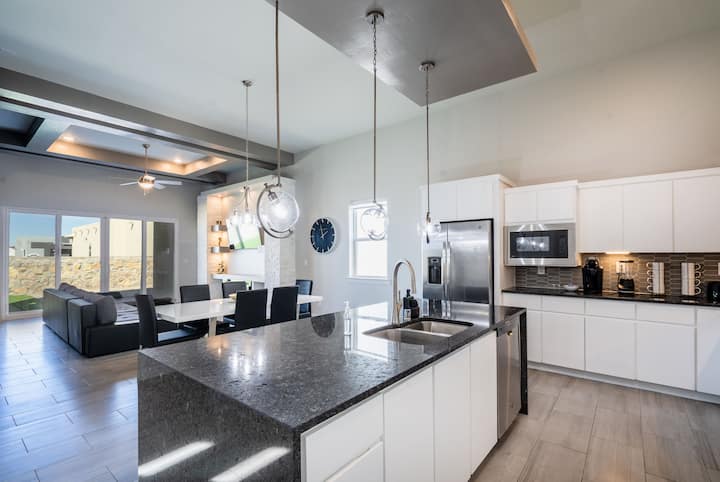 Modern Escape 3 Bedroom Home - 엘파소