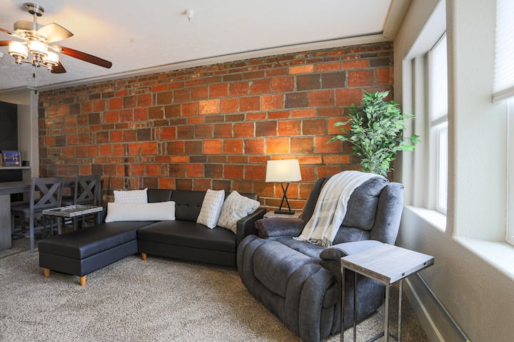 Updated Apartment Near Downtown Omaha - Omaha, NE