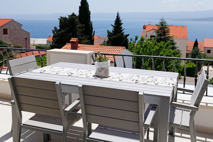 Heated Pool Paradise: Top-floor 2br Apt, Sea Views - Bol