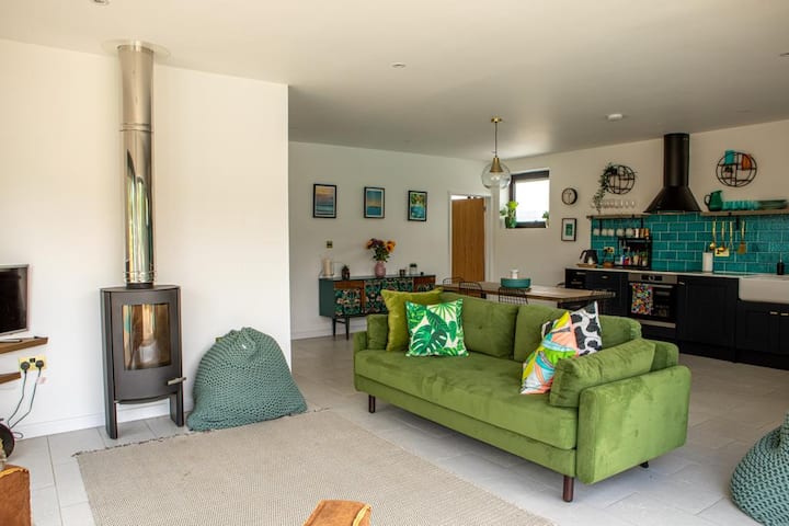 The Pool House: Contemporary Country Escape - Petersfield