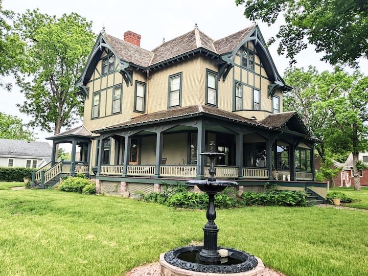 Historic Home, Large Private Suite & Hot Tub - Marshall, MN