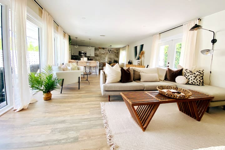 Rose Gate Oasis Luxe Pool Villa Minutes To Beaches - Lake Clarke Shores, FL