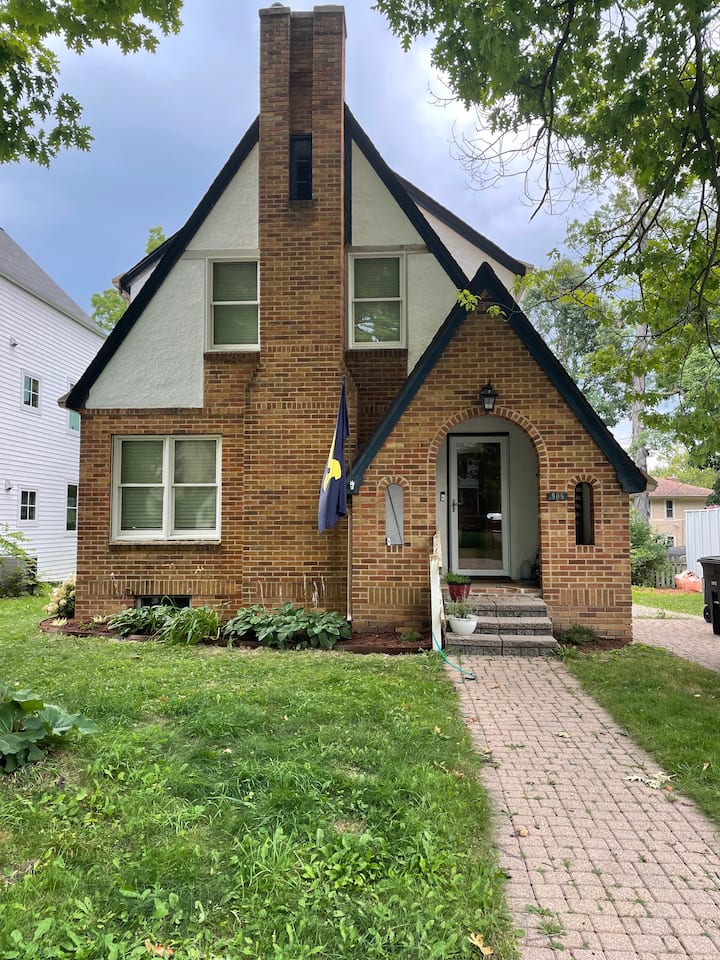 Old West Side Charm! 2 Bed, 1 Bath Home With Yard! - Ann Arbor, MI