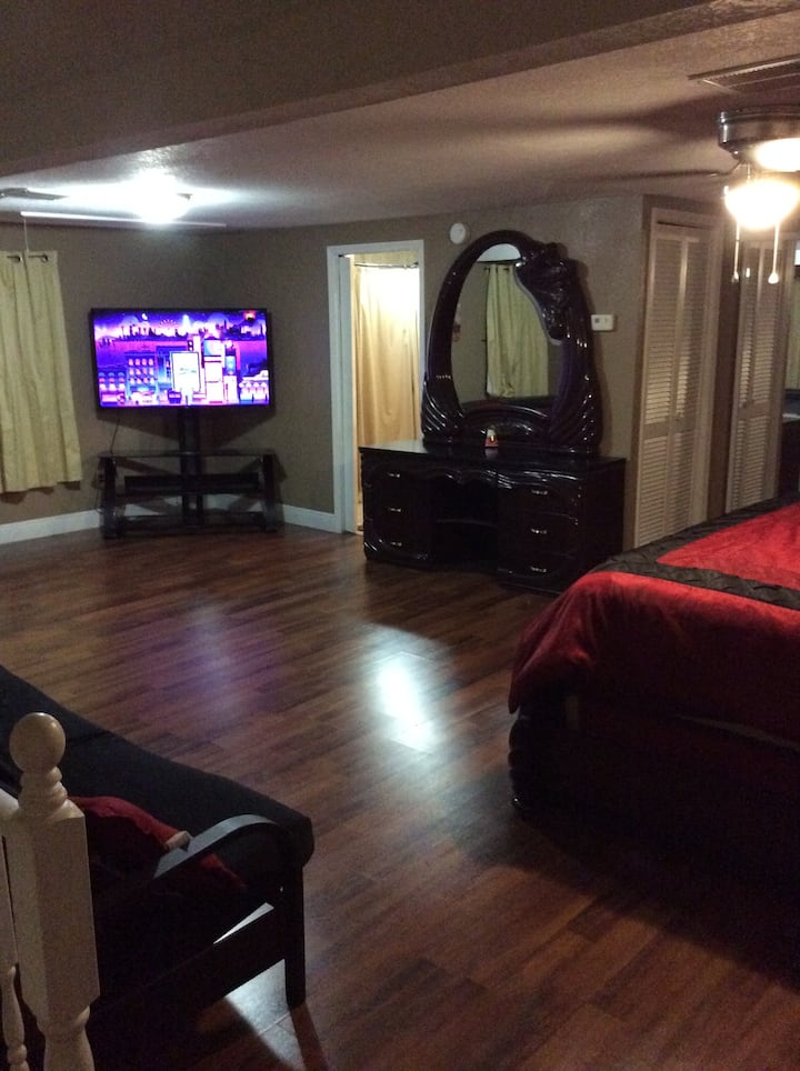 Cozy Two Story Lake Suite - Odessa, FL