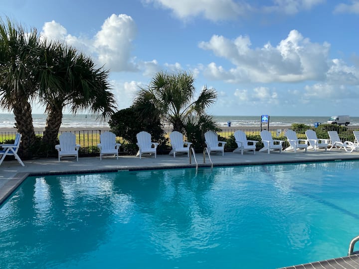 Location-location 
Beach/pool Level 2br/3beds/2ba - Aquarium At Moody Gardens, Galveston
