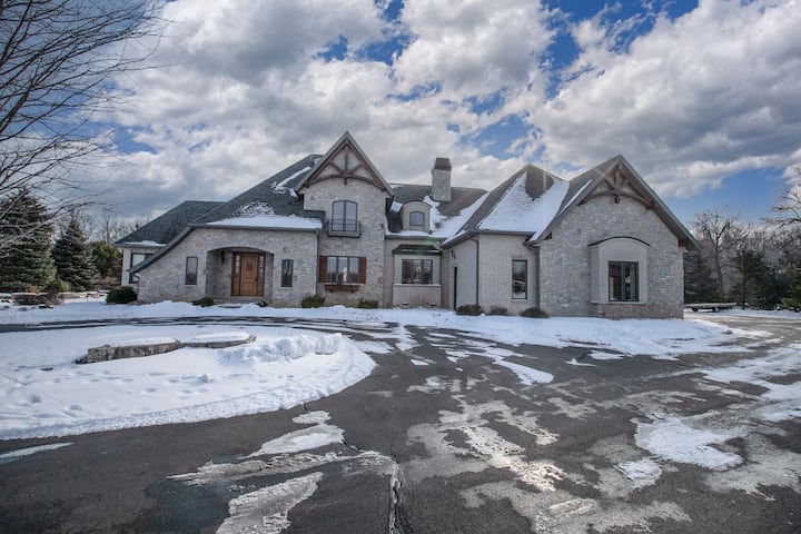 Gorgeous Five Bedroom Home With A Pool. - Appleton, WI