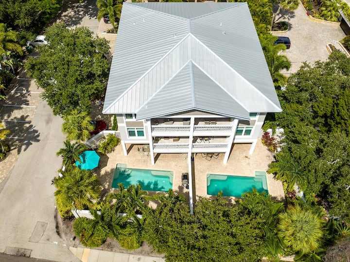 No Hurricane Damage 20guests, 2 Garages & 2 Pools! - シエスタ・キー, FL