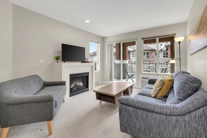 Afternoon Okanagan Sunshine - Steps To The Beach! - Kelowna