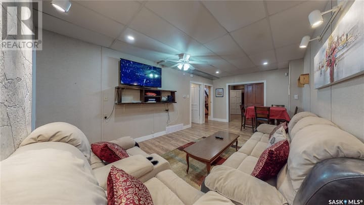 Downtown Charming 8-bedroom 6 Bathroom  House - Saskatchewan