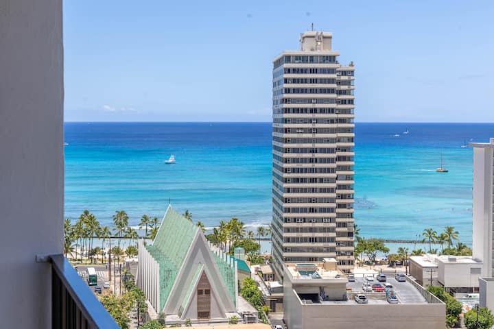 Spectacular Waikiki Condo W/free Parking & Pool - Honolulu