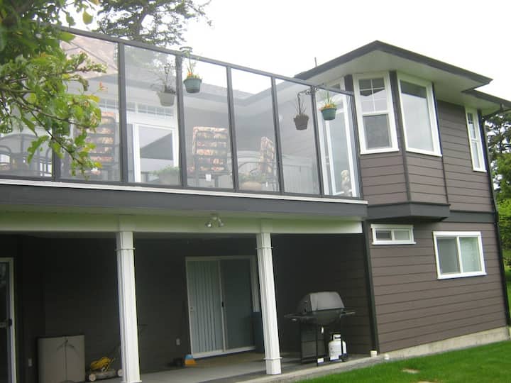 Breakfast, Sunny Room With Computer Desk - Saanich
