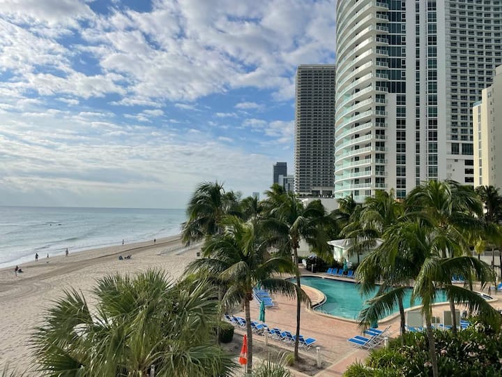 Lovely 2 Bedroom With Side Ocean View - Hollywood