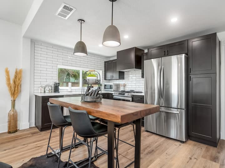 *Renovated* Old Town Bungalow On Famous Fifth St - Clovis, CA