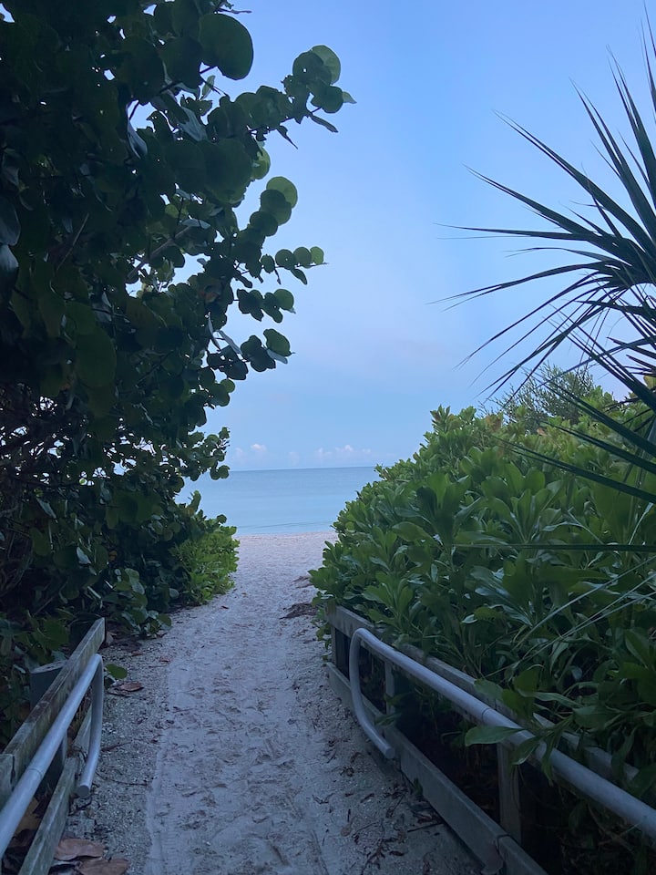 Casa Bonita: Beautiful 2bdrm Condo Near The Beach! - Bonita Springs, FL