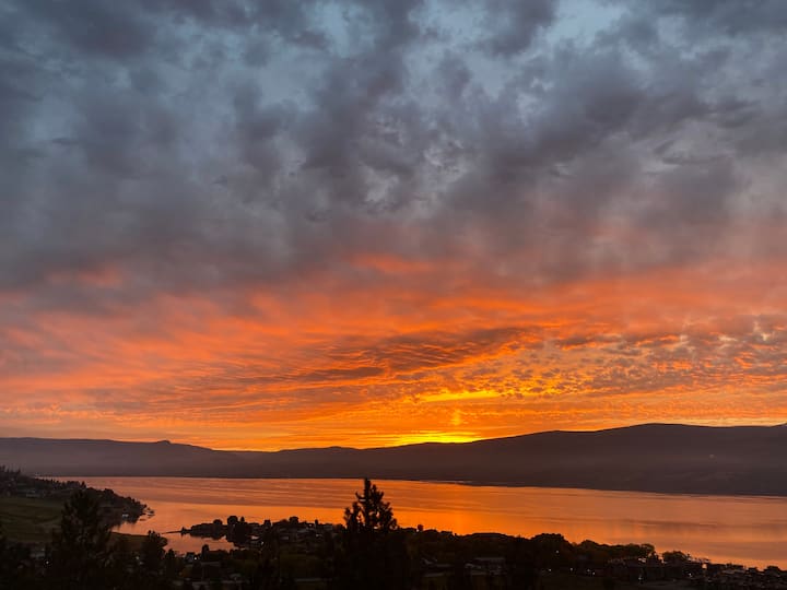 Quiet, Private And Stunningly Beautiful Views - Kelowna