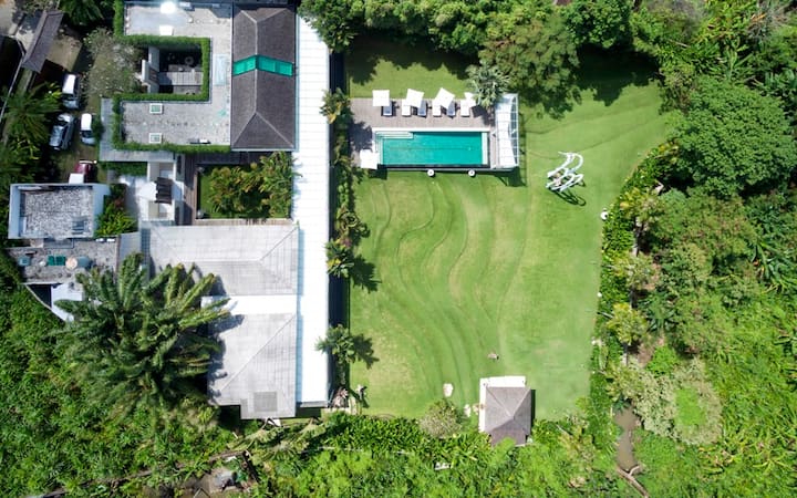 Luxury Designer Villa With Lush Spacious  Garden - Bali