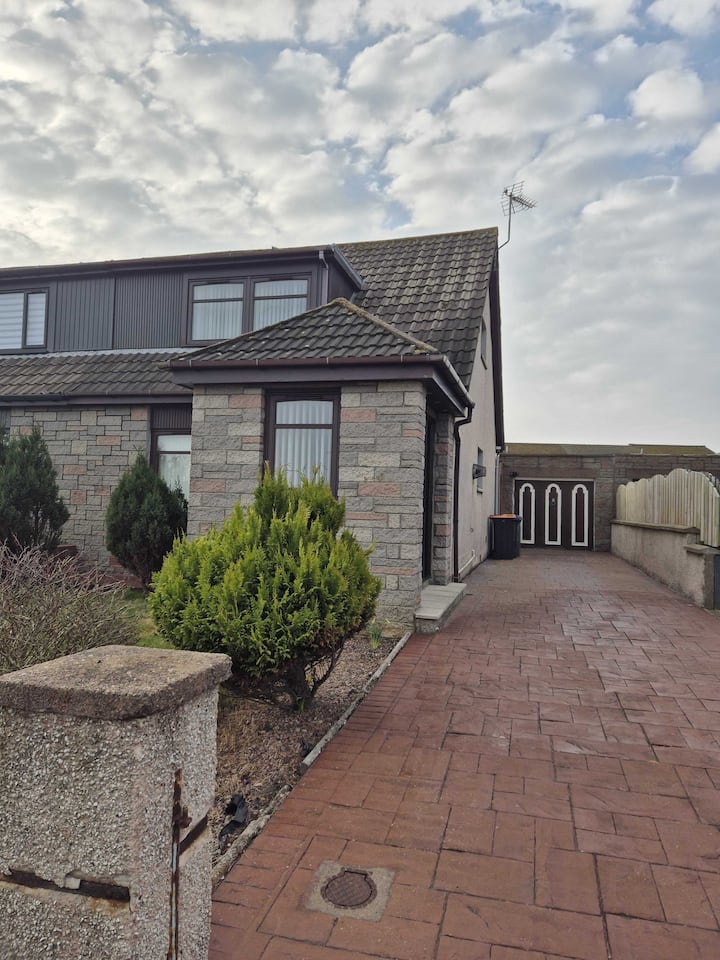 3 Bed Home With Off-road Parking & Garden - Peterhead