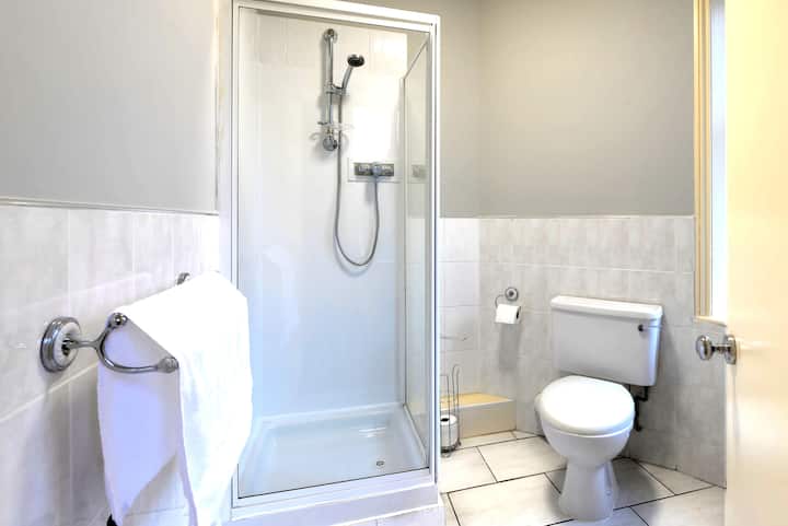 Sheriffs. Double Bedroom With En-suite Bathroom - Hope Valley