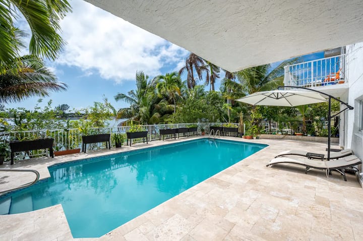 Sunny Suite For Two Miami Lakeside & Relaxing Pool - Cutler Bay, FL