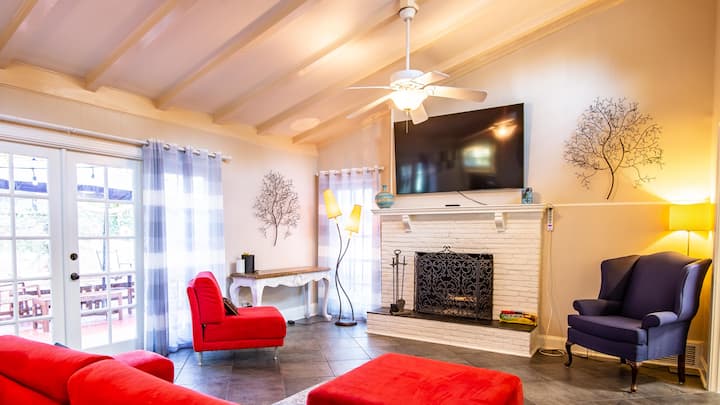 Cheerful Residential Home With Great Courtyard - Orlando, FL