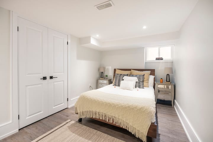 Newly Reno’d Modern Suite In Leslieville - Toronto