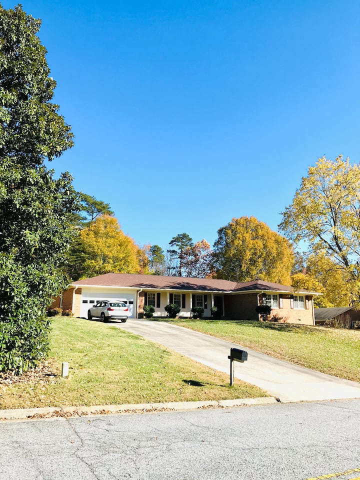 Relaxed 4 Bed Home In Emerywood,  Close To Hpu,fm - High Point, NC
