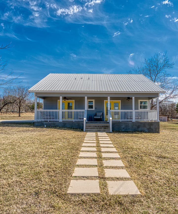 Cozy Yellow Door Cottage Near The Lake - Lake Buchanan, TX