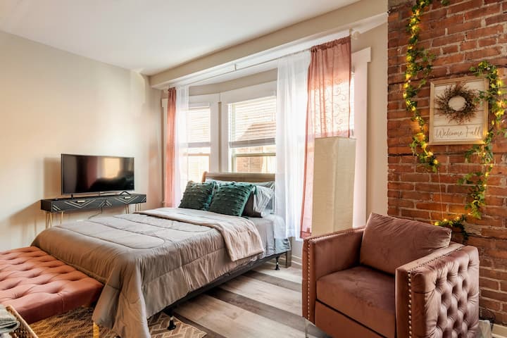 ~Walking Distance Midtown/dmc~ Long Stays Welcome! - Detroit, MI