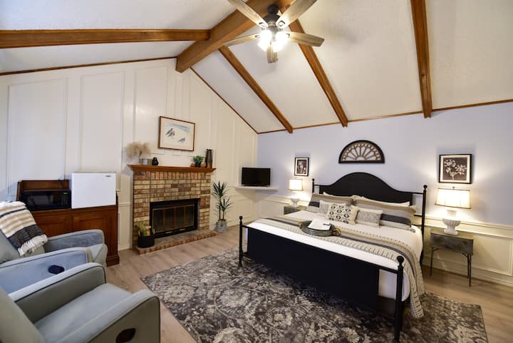 Main St. Cottage #3 - King Bed With Cozy Fireplace - Fort Davis, TX