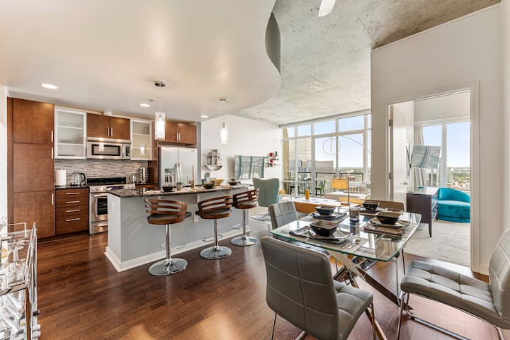 Spacious Top Floor Condo - Denver, CO
