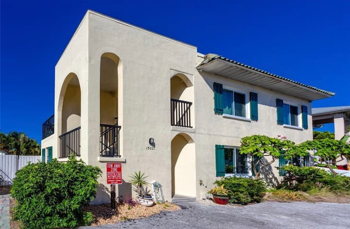 Jp6 6bd/6ba Prime Location To Johns Pass & Beach - Madeira Beach, FL