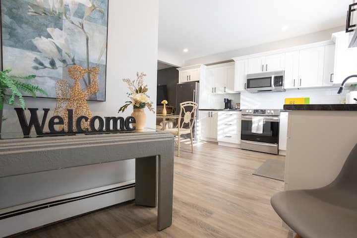 Beautiful Unit, Close To Falls With Free Parking. - Niagara Falls
