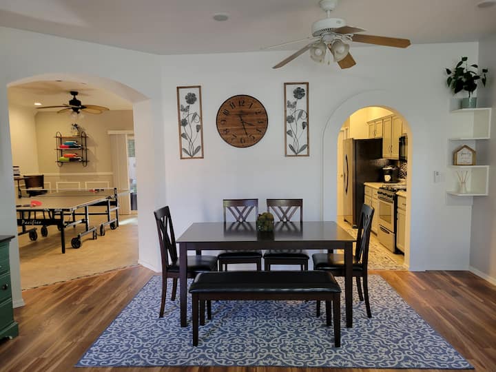 3 Bed/2 Bath W/hot Tub, Game Room, And Backyard. - Marana, AZ