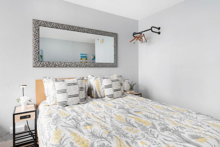Waikiki Studio - A Few Steps To The Beach! - Waimanalo Beach, HI