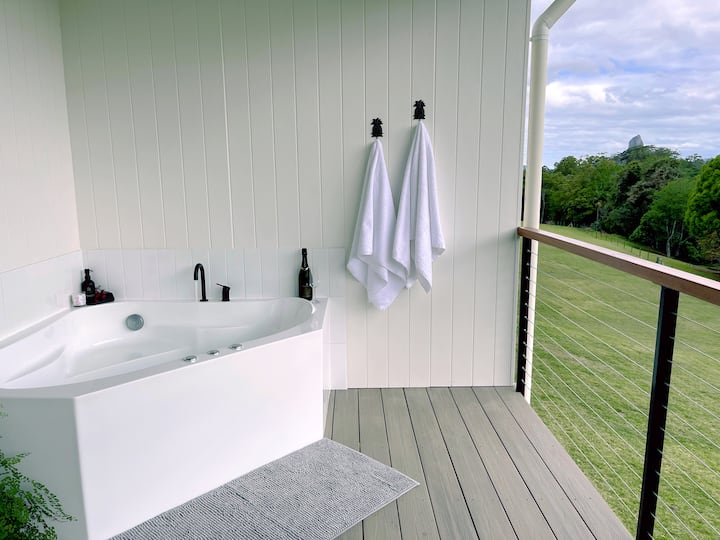 Luxury Cabin With Spa - Seven Peaks Farm Stay - Glass House Mountains