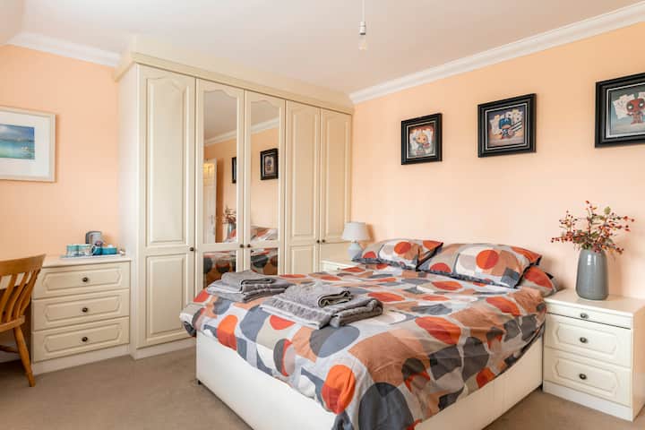 King Room With Ensuite Bathroom - Littlehampton