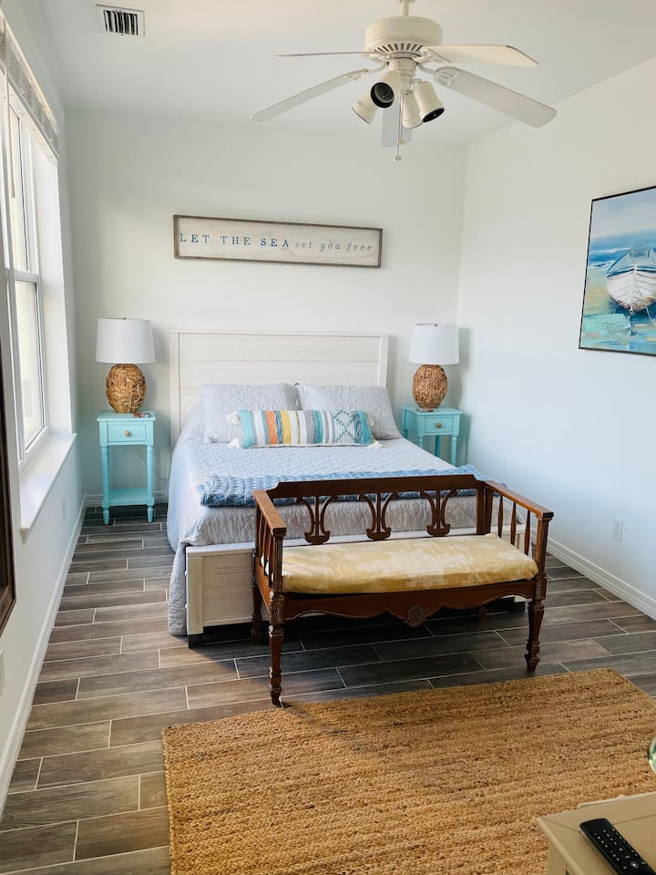 Private Room/ensuite 50 Steps From The Gulf! - Pensacola Beach, FL