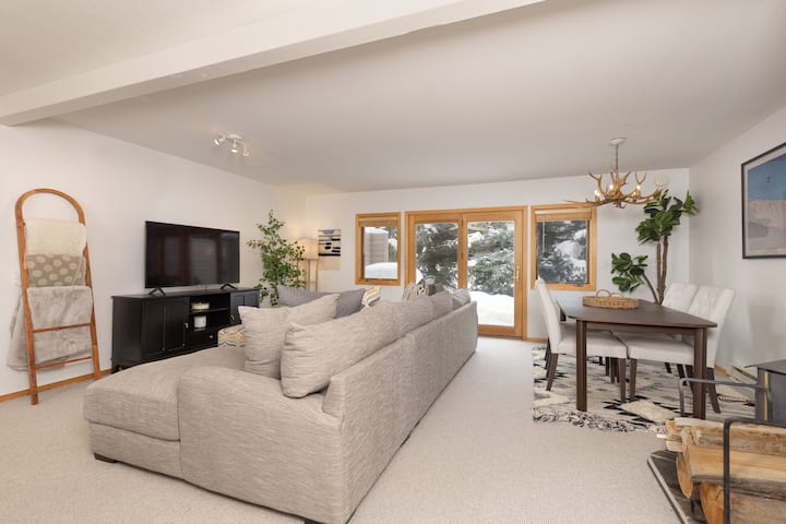 Cozy Ski Condo – Big Sky Town Center - Big Sky, MT