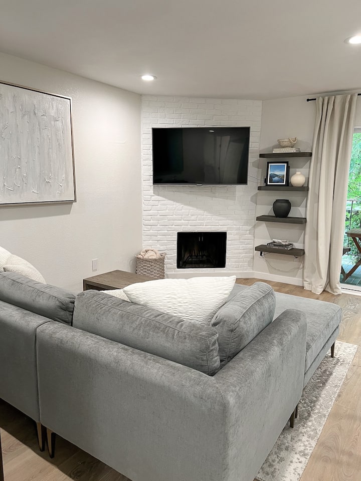 Newly Renovated 1-bedroom Condo In Juanita Beach - Kirkland, WA