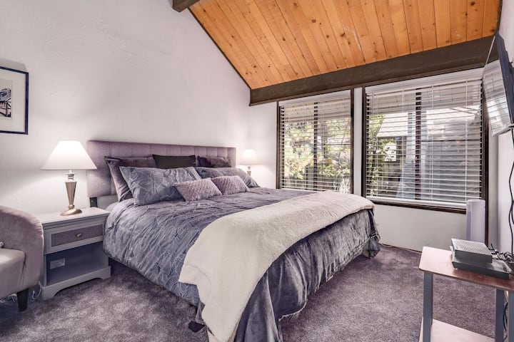 Cloud 9 Cabin- Best Location! Walk To Slopes! - Big Bear, CA