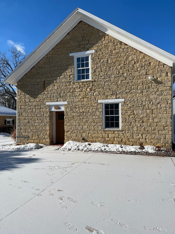 Charming, Cozy, Stone Carriage House - Dubuque, IA