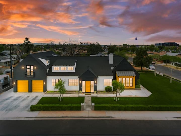 In Dt Gilbert - 4500 Sqft Luxury Estate W/ Casita - Gilbert, AZ