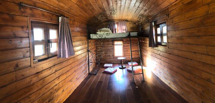 Les Roulottes De Cirque Proche Du Lac Des Settons. - Lac des Settons