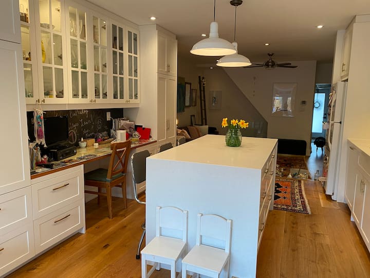 Cheerful 2 Bedroom Plus In The Heart Of The City - Toronto