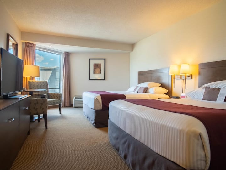 Family Getaway - 2 Queens Hotel Room - Kamloops