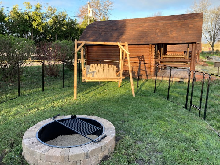 Pet Friendly Rustic Cabin - Water Park, Huntley