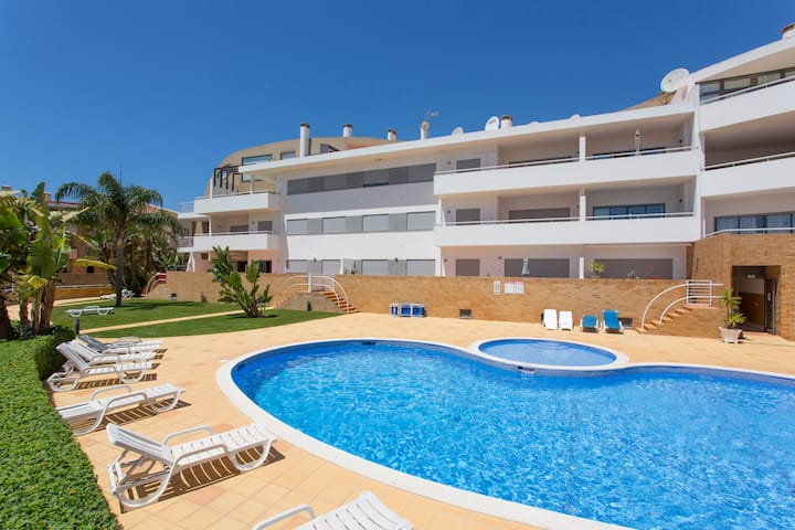 Ideally Situated For A Relaxing Vacation - Lagos