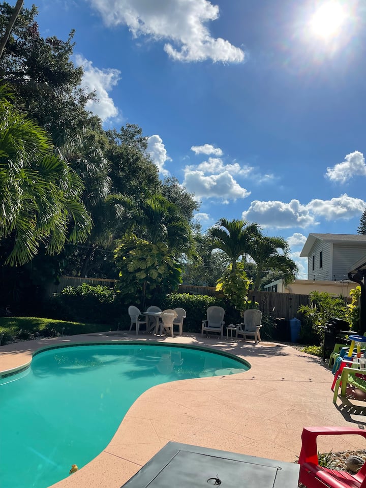 Private Tropical Heated Pool Home +Tiki Lanai - Pinellas Park, FL
